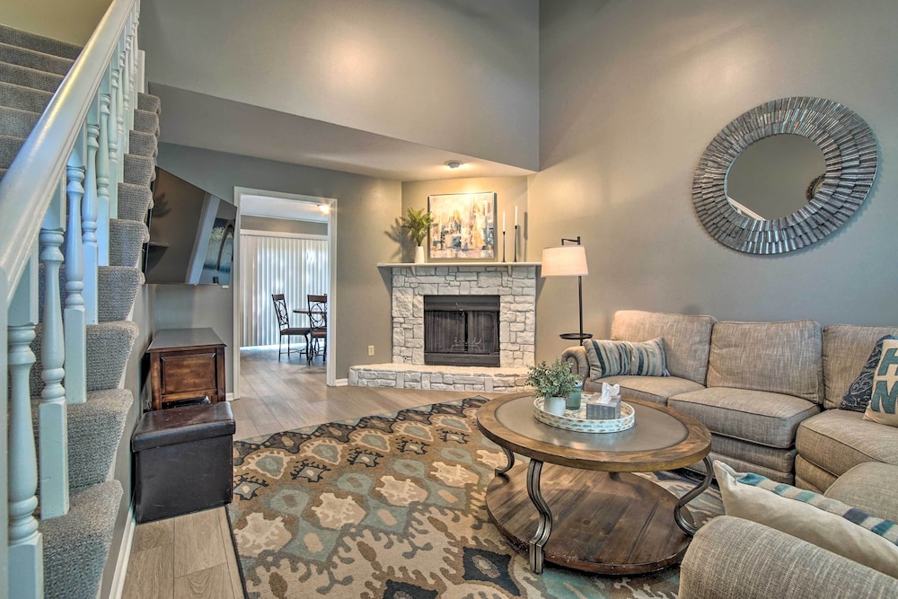 Modern Townhome W/ Fireplace: Near Stoll Park - Overland Park, KS