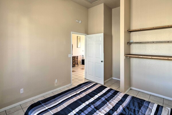 Bullhead City Home: Tesla Charger ~ 3 Mi To River - Bullhead City, AZ