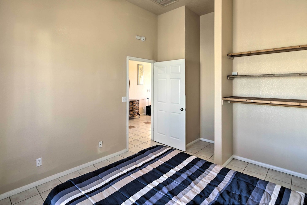 Bullhead City Home: Tesla Charger ~ 3 Mi To River - Bullhead City, AZ