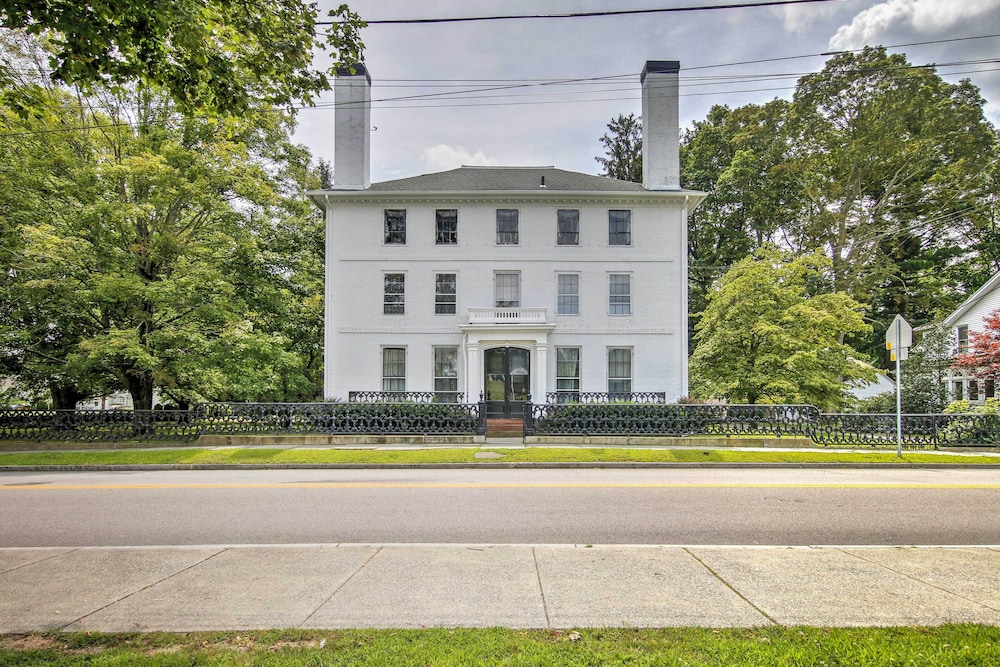 Elegant Norwich House W/ Billiards Room & Ballroom - Norwich, CT