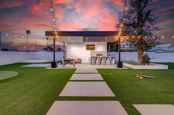 Putting Green & Gazebo: Upscale Peoria Home - Glendale, AZ
