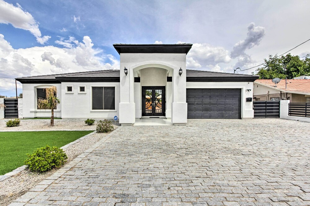 Putting Green & Gazebo: Upscale Peoria Home - Glendale, AZ