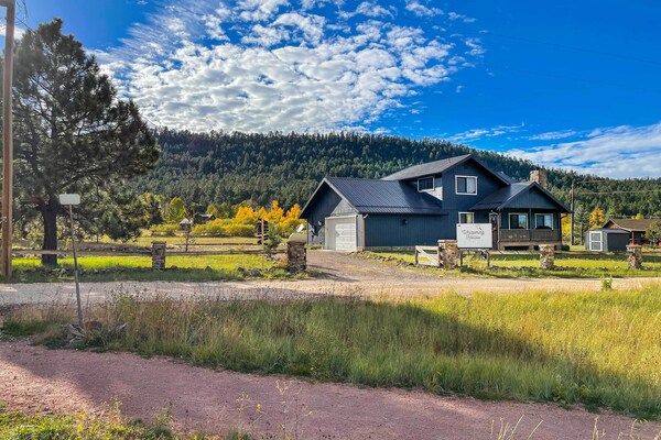 'Whispering Hollow Lodge' On Greer Main St! - Greer, AZ
