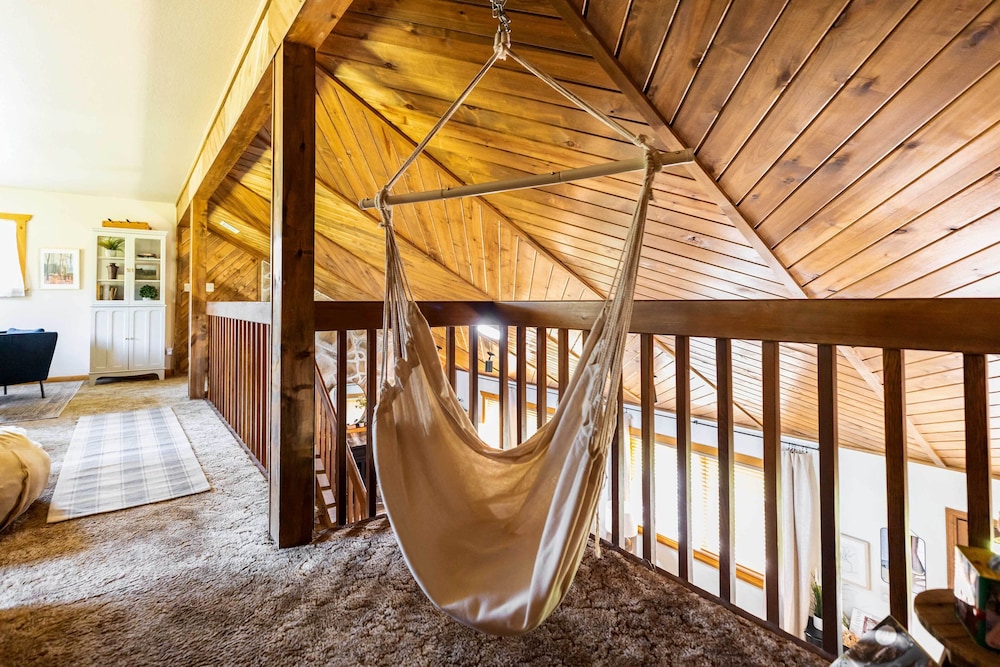 'Whispering Hollow Lodge' On Greer Main St! - Arizona