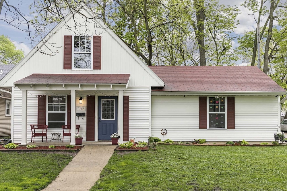 Cozy Cedar Rapids Pad - 2 Blocks To Mercy Care! - Cedar Rapids, IA