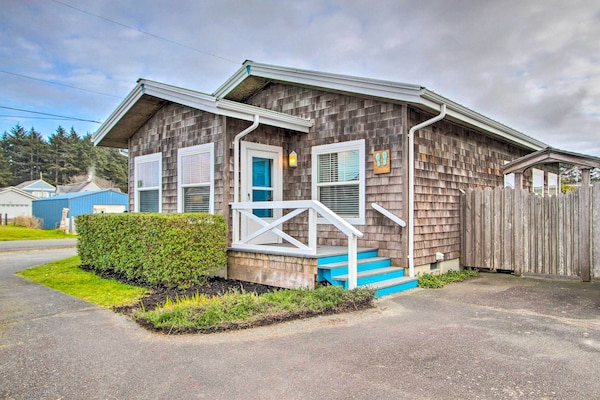Airy Coastal Escape W/ Deck - Steps To Beach! - Pacific Beach, WA