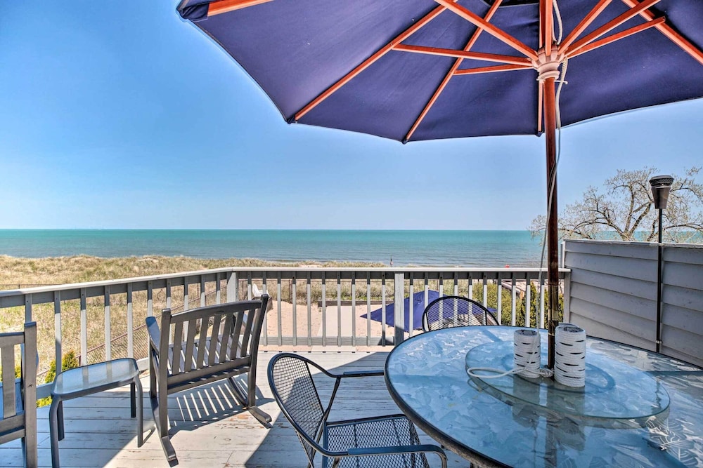 Lakefront Family Retreat W/ Grill: Steps To Beach! - Hobart, IN