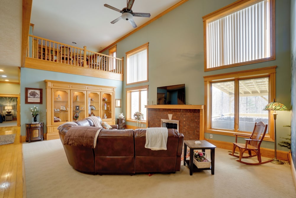 Spacious Mcarthur Home: Private Hot Tub + Pond! - Lake Alma State Park, Wellston