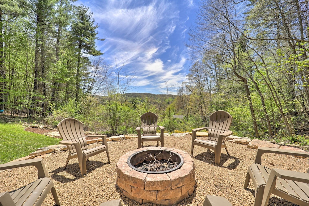 Woodsy Mountain-view Getaway W/ Hot Tub! - Boone, NC