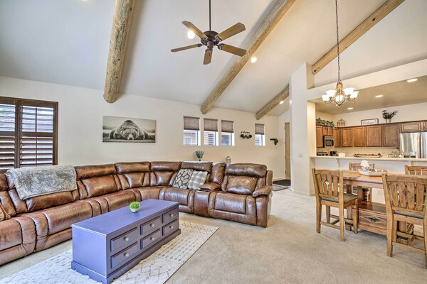 Deck & Gas Grill: Spacious Pinetop Cabin - Arizona