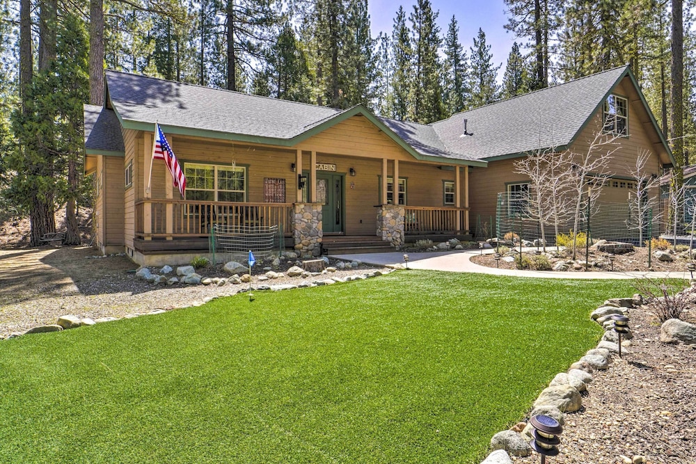 Hike + Explore: Graeagle Getaway W/ Furnished Deck - Graeagle, CA