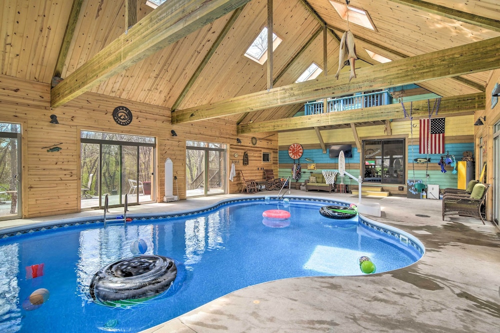 Raccoon River Retreat: Indoor Pool & Outdoor Fun! - Iowa