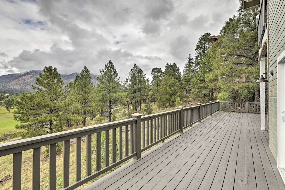 Upscale Flagstaff Home W/ Hot Tub & Mountain Views - Flagstaff, AZ