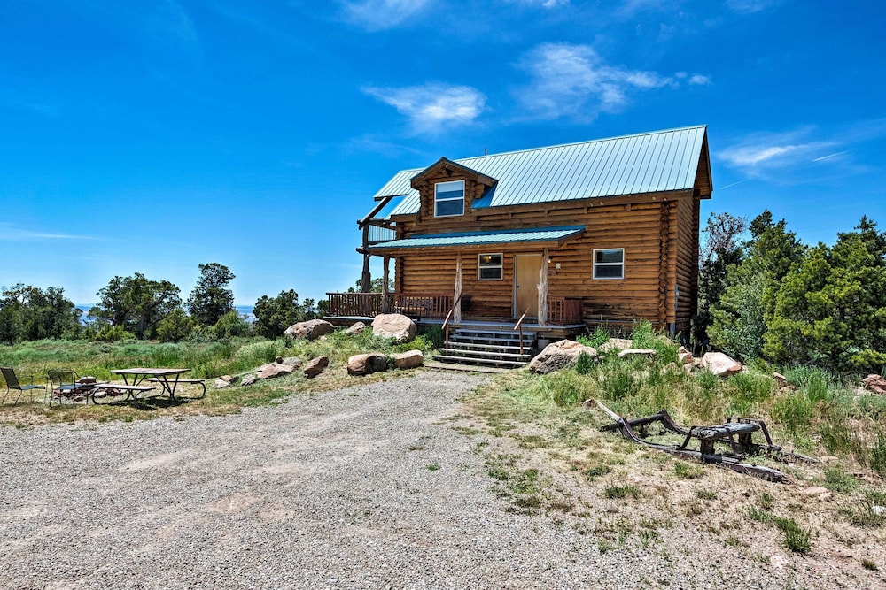 Pet-friendly Moab Cabin W/ Mtn Views & Bbq! - Utah