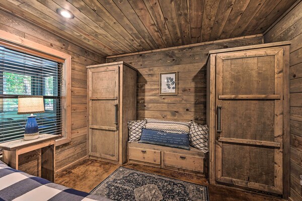 Luxe Broken Bow Cabin W/ Tesla Charging Station - Broken Bow, OK