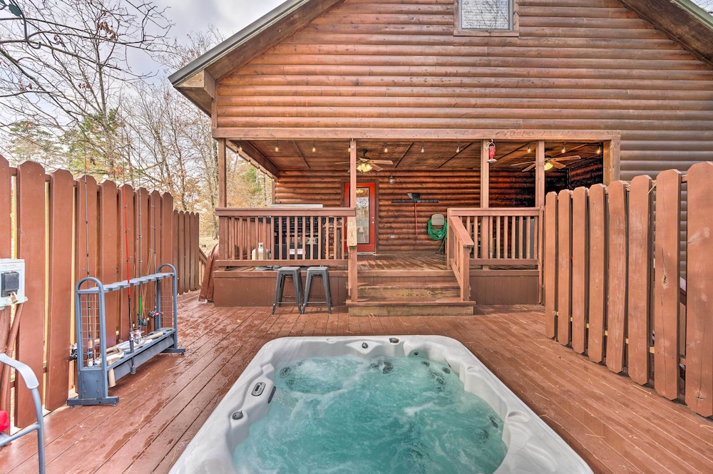 'Little Bear's Pond' Broken Bow Cabin W/ Hot Tub! - Broken Bow, OK