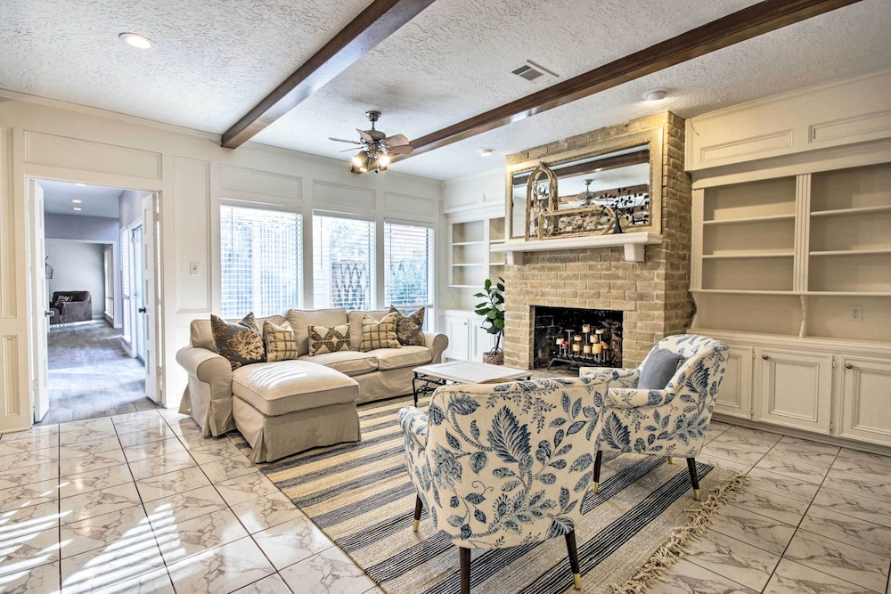 Quiet West Houston Home W/ Patio, Walk To Shops! - Houston, TX