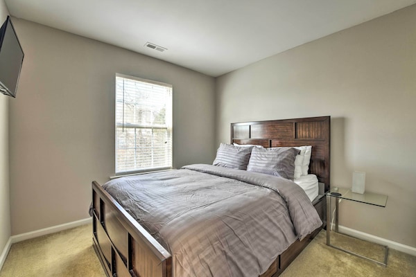 Near Uncc! Charlotte Family Retreat W/ Deck - Charlotte, NC