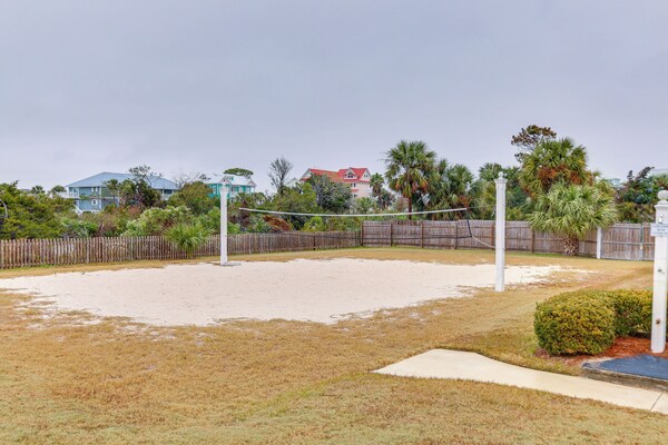 Swim & Relax: St Helena Island Gem W/ Deck! - Harbor Island, SC