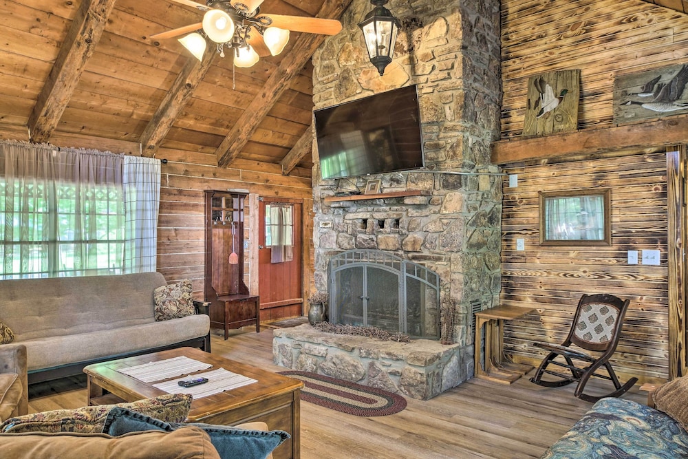 Picturesque Log Cabin < 1 Mile To Table Rock Lake! - Emerald Beach, MO