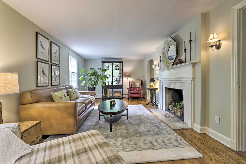 Historic Essex Home W/ Large Yard Near Downtown! - Connecticut