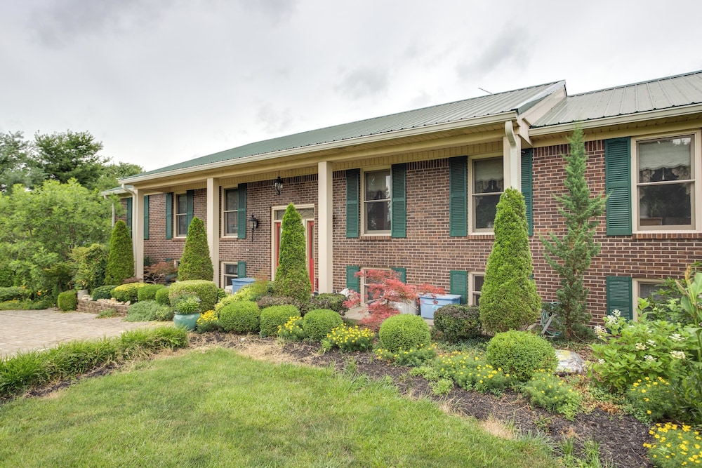Large & Private Guest House Apt W/ Patio + Views! - Harrodsburg, KY