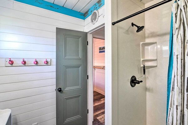 2 Blocks To Surfside Beach: A-frame Home W/ Deck - Surfside Beach, TX