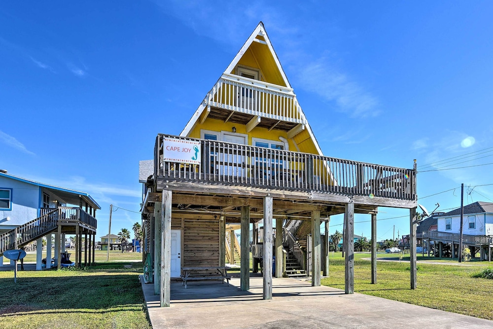 2 Blocks To Surfside Beach: A-frame Home W/ Deck - Surfside Beach, TX