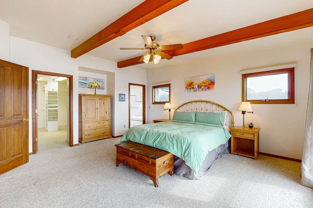 Oceanfront Home Steps To The Beach With Impressive Ocean & Cove Views & Deck - Fort Bragg, CA