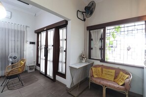 Villa, 3 quartos, varanda | Sala de estar | TV de ecrã plano