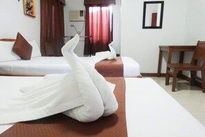 Quarto Quádruplo | Secretária, Wi-fi grátis, roupa de cama fornecida