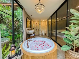 One Bedroom Private Pool Villa with Valley View | Casa de banho | Um polibã e uma banheira separados, um chuveiro de hidromassagem