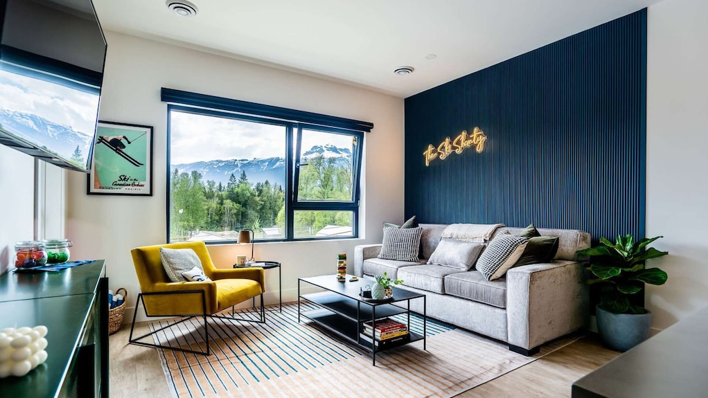 Revelstoke - Condo With Hot Tub-the Ski Shanty - レブルストーク