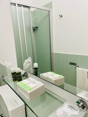 Quarto Duplo Comfort | Casa de banho | Um polibã, um chuveiro fixo, artigos de higiene pessoal grátis 
