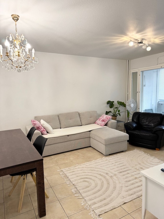 #Pihlajisto · Spacious 4-bedroom Condo With Patio, Free Parking - Helsinki
