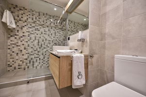 Suite Deluxe | Casa de banho | Chinelos, toalhas fornecidas 