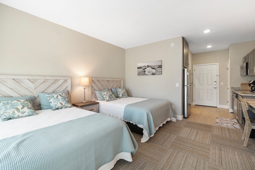 1br/1ba Hotel Room - Pool, Elevator, Sleeps 4 - Southport, NC