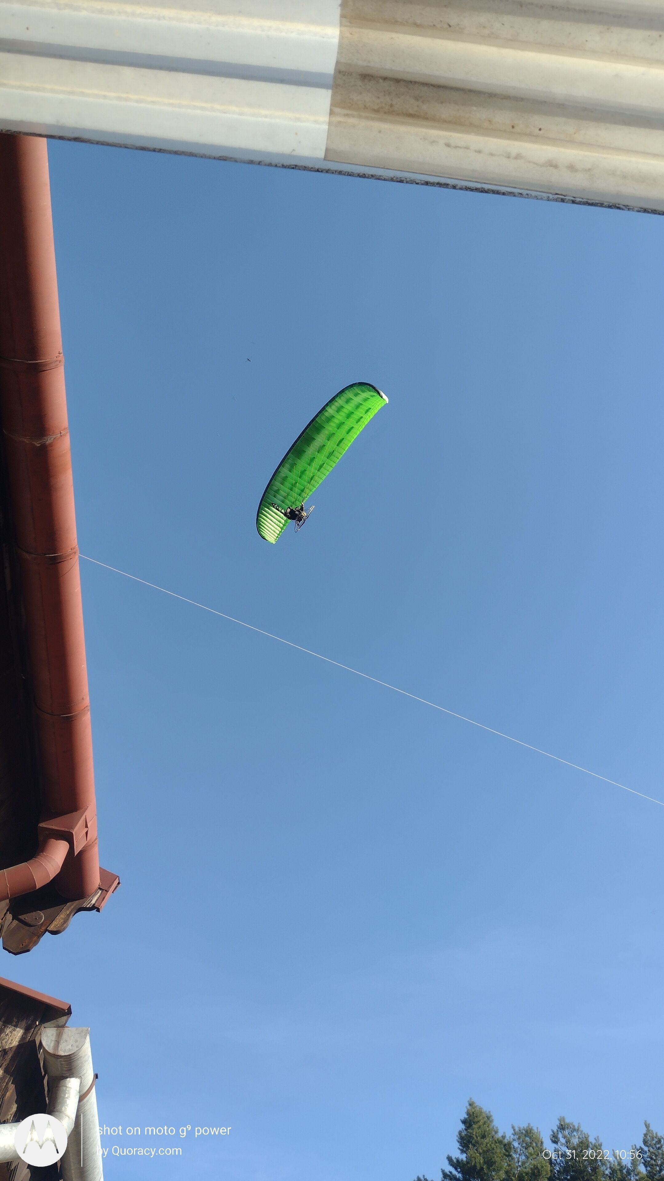 Um parapentista no céu.
