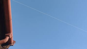 Um parapentista no céu.