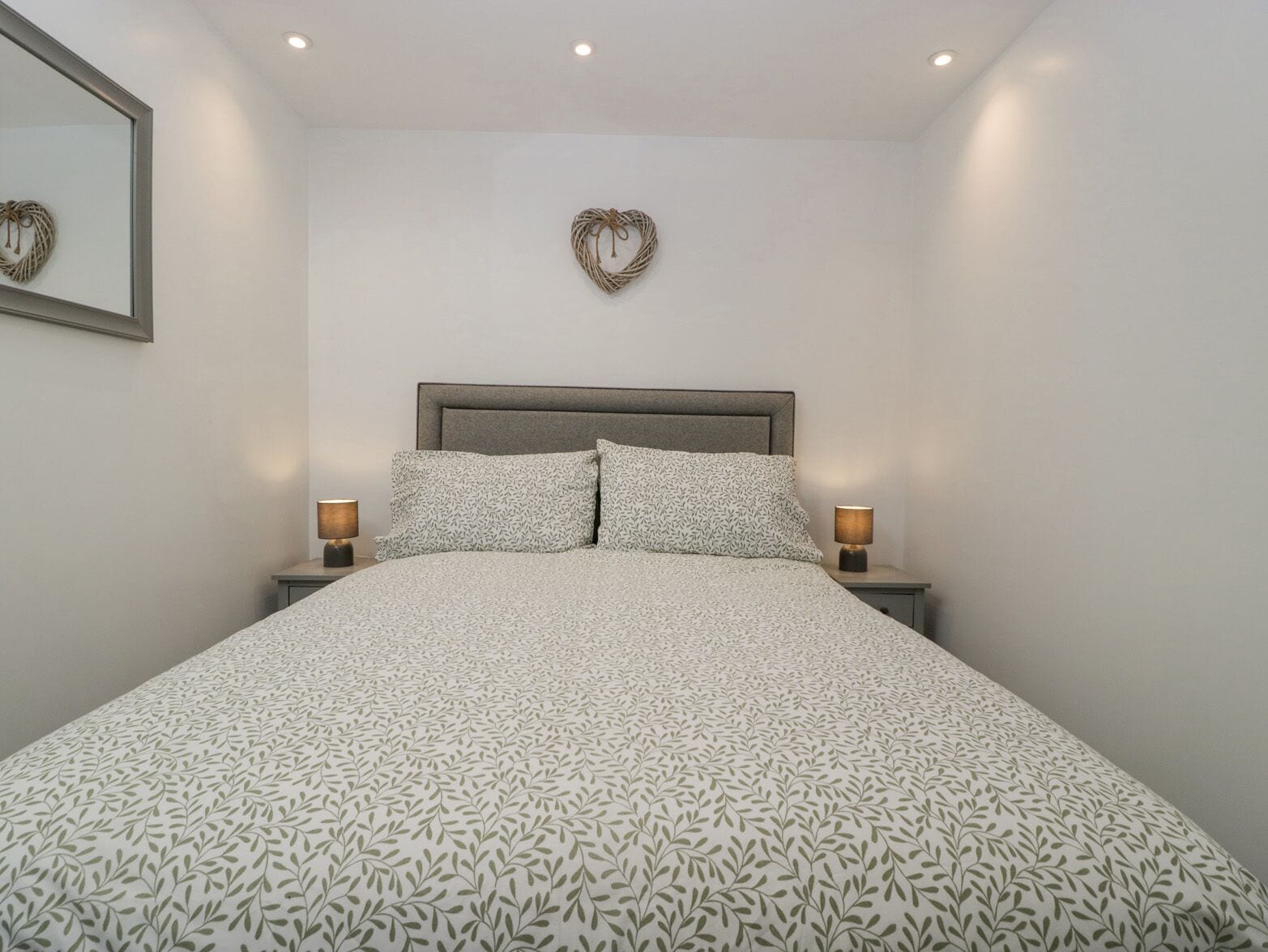 1 quarto, com decoração personalizada, com mobília individualizada 