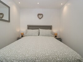 1 quarto, com decoração personalizada, com mobília individualizada 