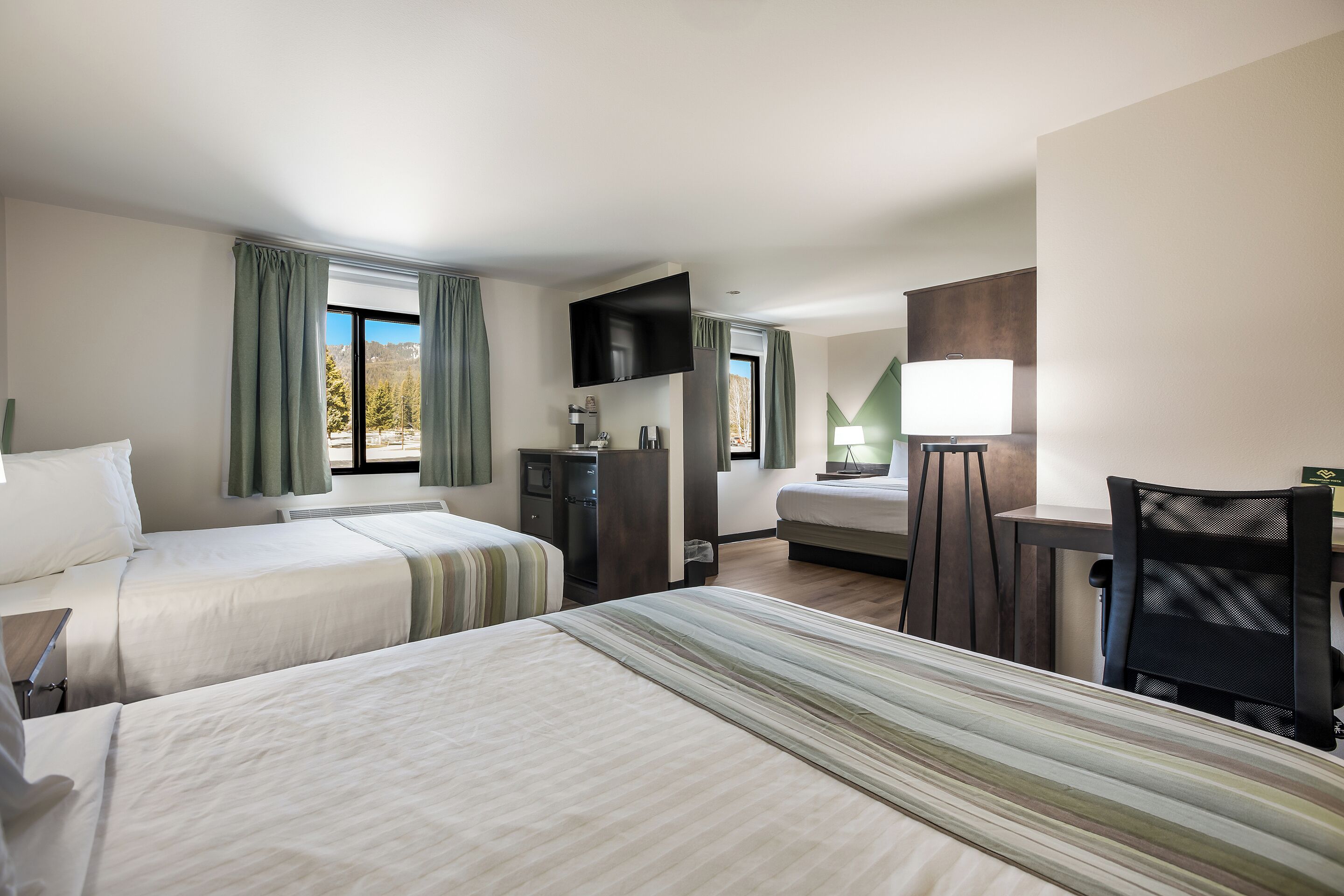 Deluxe Room, 1 King & 2 Queen | Escrivaninha, Wi-Fi de cortesia, roupa de cama