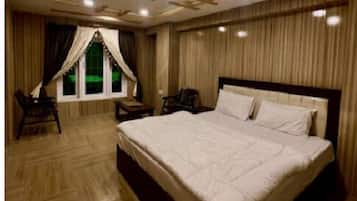 Quarto casal luxo | Quartos à prova de som, ferros/tábuas de passar roupa, Wi-Fi de cortesia