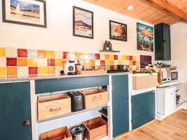 Um frigorífico, uma chaleira elétrica, uma torradeira 