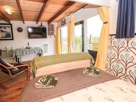 1 quarto, com decoração personalizada, com mobília individualizada 