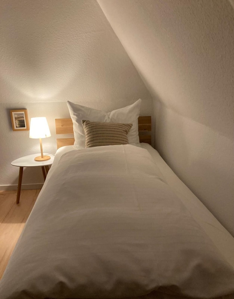 Die Wohnung Verfügt ÜBer 1 Wohnraum Mit Wlan, Sat-tv, Offenem Kamin Und Offener Küche, 1 Schlafzimmer, 1 Badezimmer Mit Dusche Und Wc; Garten Zur Gemeinschaftsnutzung Mit Terrassenmöbeln Und Strandkörben - Amrum