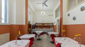 Pequeno-almoço tipo buffet diário (8 EUR por pessoa)