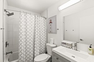 Apartamento Clássico | Casa de banho | Toalhas fornecidas 