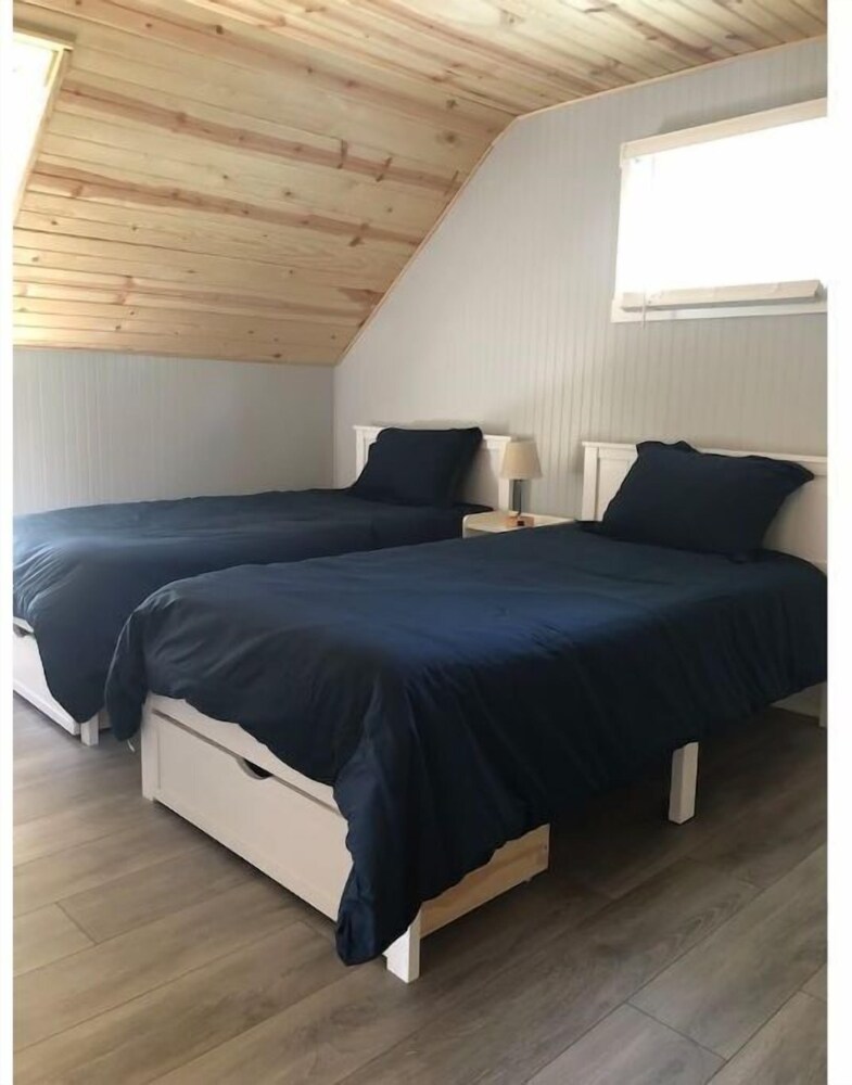 Whole Home, Sleeps 7, Pets Ok, Wi-fi, Full Kitchen - Lake View, IA
