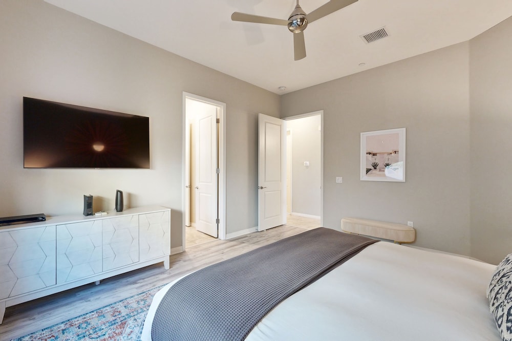 Gated Country Club, Golf Resort Home, Private Pool & Spa, Firepit, Mountain-view - Palm Springs, CA